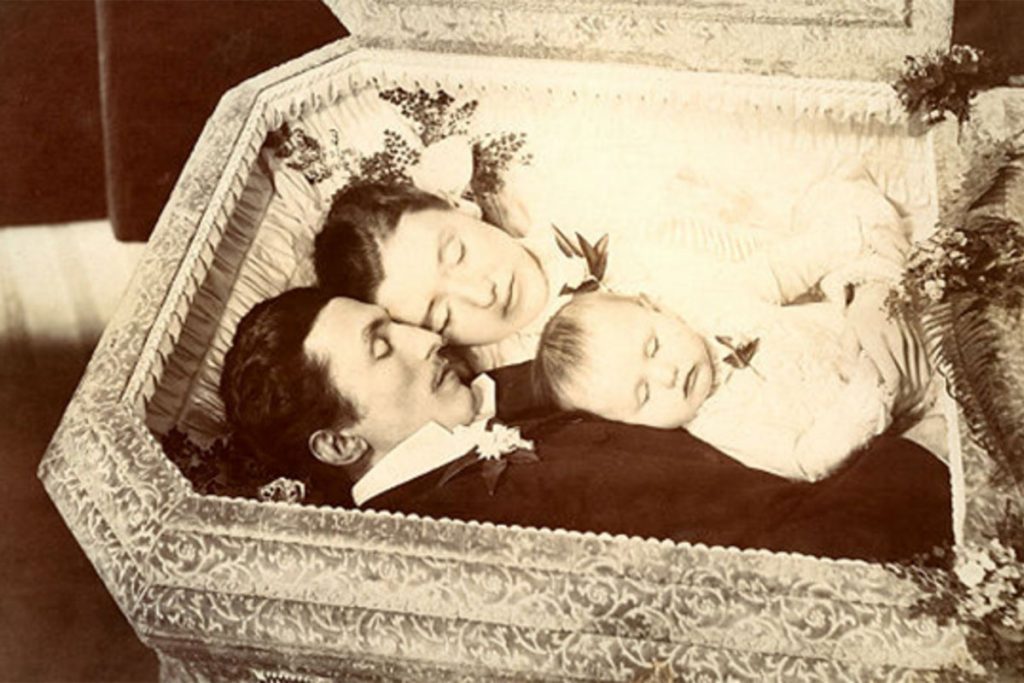 10 Haunting Details Surrounding Victorian Era Death Portraits | Factionary